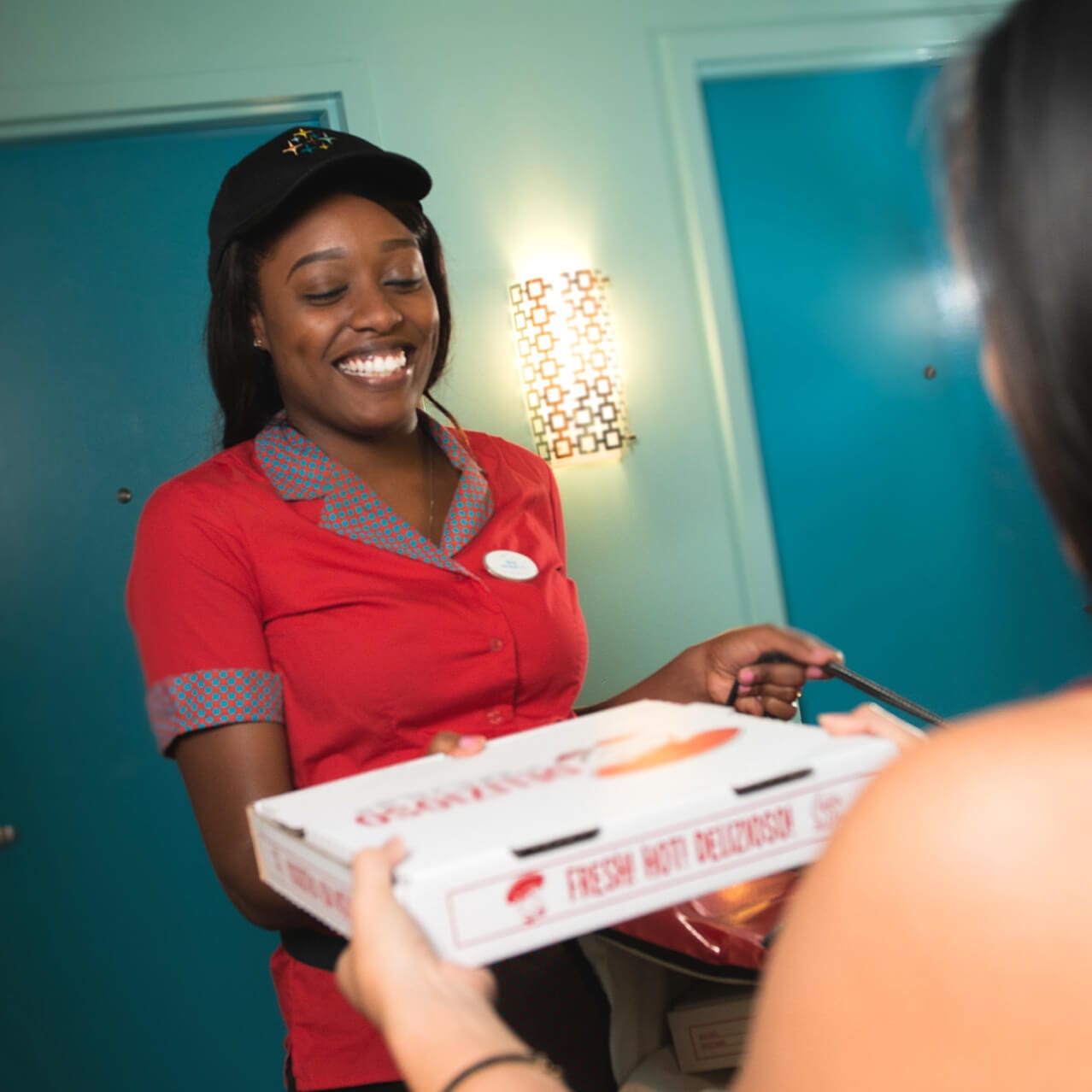 Entrega de pizza no Universal Terra Luna Resort | Universal Orlando